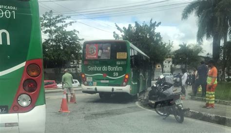 Ciclista fica ferido ao se envolver em acidente ônibus em Angra dos