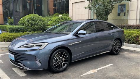 BYD Seal DM i PHEV 2023 показан на фото и видео