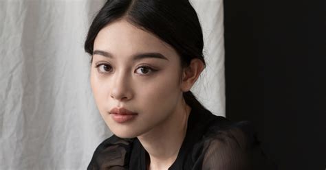 Gặp lại người yêu cũ trong buổi họp lớp anh nói một câu khiến tôi vỡ