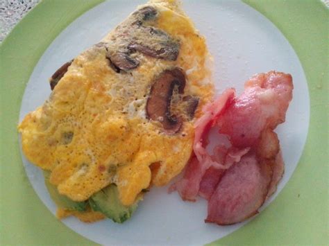 Omelet De Champi Ones Tocino Y Aguacate Food Ethnic Recipes Chicken