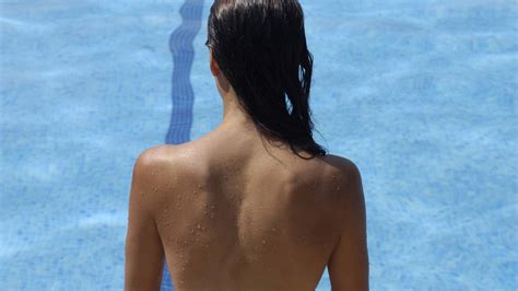 Frau Oben Ohne In Problem Schwimmbad Mit Berraschender Erkenntnis