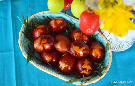 Ouă de Paște decorate cu frunze și flori ouă roșii vopsite natural în