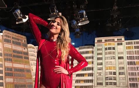 Dani Calabresa publica foto de biquíni e detalhe deixa todo mundo