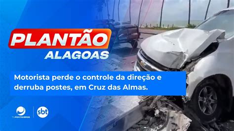 Motorista perde o controle da direção e derruba postes em Cruz das