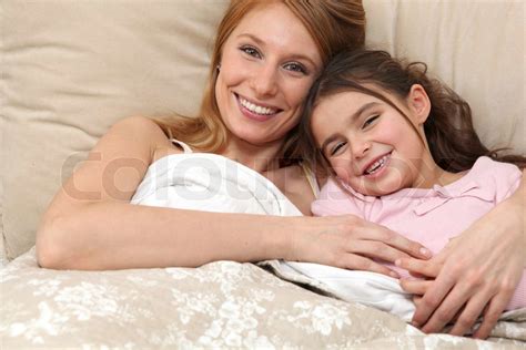 Mor Og Datter I Seng Sammen Stock Foto Colourbox