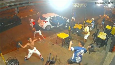 Vídeo mostra quando torcedores se envolvem em briga generalizada