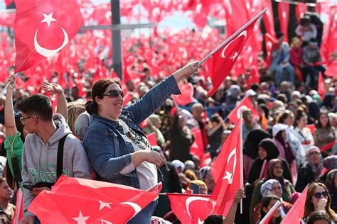 İzmir de AK Parti miting alanını coşkulu kalabalık doldurdu