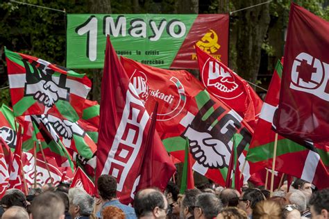 Primero de Mayo en Bilbao Banderas de CCOO y UGT durante País