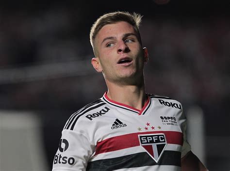 SPNet Cartão por simulação e quase gol a estreia de Galoppo pelo São