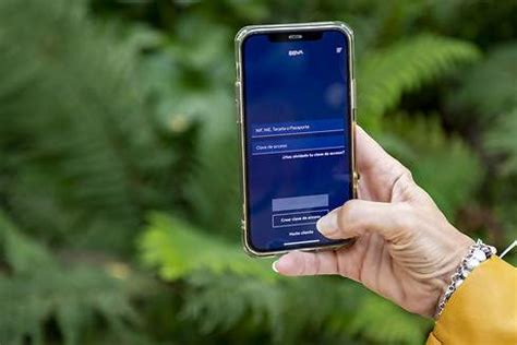 BBVA permitirá firmar las operaciones en el móvil con la cara y huella