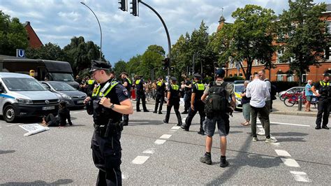 Jetzt Auch In Hamburg Klimaaktivisten Blockieren Hamburger Verkehr
