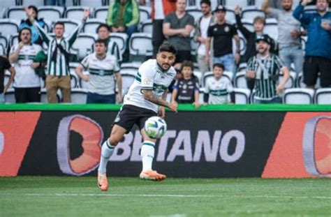 Vasco avança na contratação do lateral esquerdo Victor Luís do Coritiba