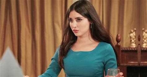 Terra Amara episodi turchi Müjgan scopre che Yilmaz è il padre di Adnan