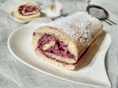 Rolada Biszkoptowa Z Kremem Porzeczkowym Przepis Przyslijprzepis Pl