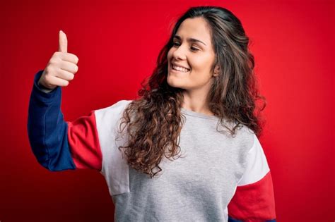 Jovem Mulher Bonita Cabelos Cacheados Vestindo Moletom Casual Sobre