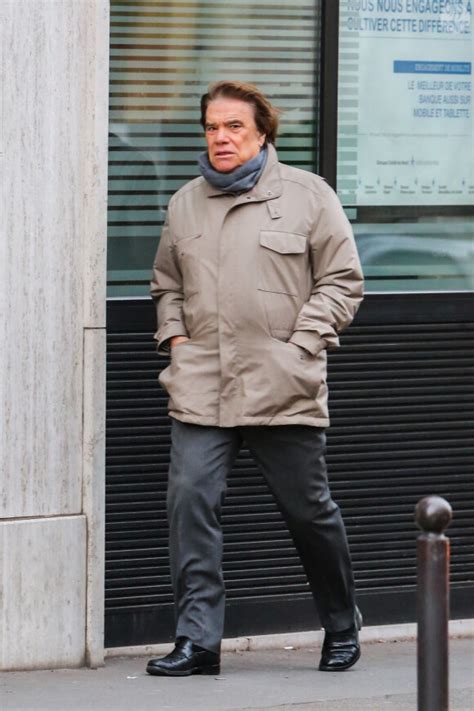 Photo Exclusif Bernard Tapie se promène incognito dans le quartier