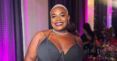 Jojo Todynho posa de calça cintura baixa deixa escapar tatuagem íntima