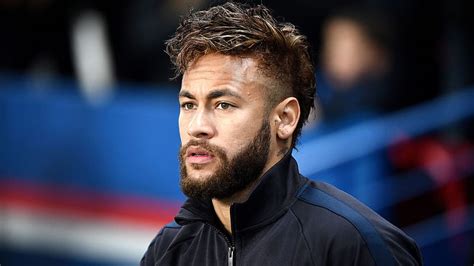 Neymar Da Silva Santos Junior Lleva Un Vestido Deportivo Negro De Pie