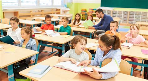 Nauczycieli będzie można wypożyczać Nowy sposób na braki kadrowe w