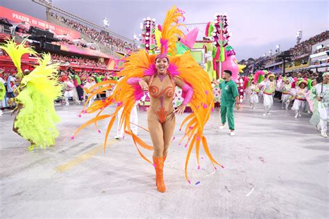 Karinah esbanja beleza como musa da Mangueira em desfile na Sapucaí