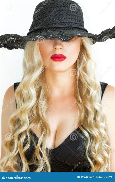Portret Van Een Jong Blonde In Een Zwarte Hoed Met Decollete Op Witte