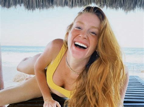 Marina Ruy Barbosa posa de biquíni amarelo e esbanja corpaço
