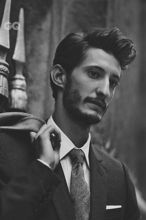 Pierre Niney son élégance et son côté caméléon tantôt jeune homme
