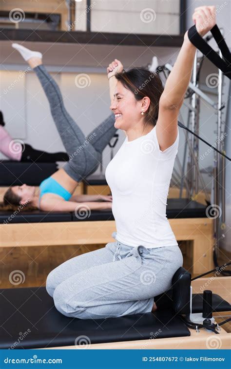 Mujer Pileta Estirando Deporte En Cama Reformadora Foto De Archivo Imagen De Deportes Delgado