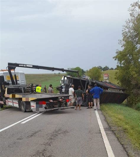 UPDATE FOTO Trafic blocat pe DN 15 în județul Neamț Un microbuz s a