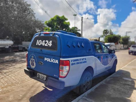 Bandidos invadem casa e fazem moradores reféns no interior