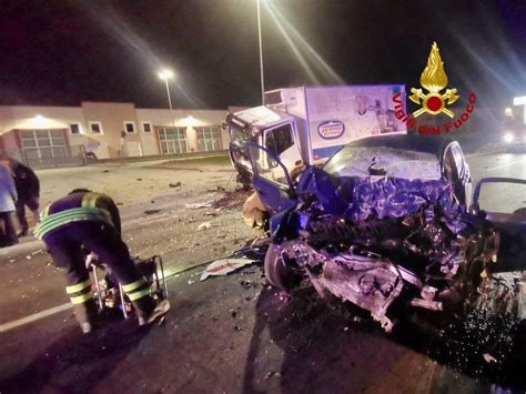 Violento Scontro Frontale Nella Notte Tra Un Auto E Un Camion
