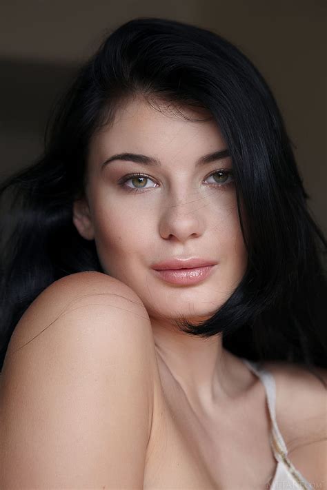 Modelo Mujer Mirando Al Espectador Cabello Negro Cara Lucy Li Revista Metart Fondo De