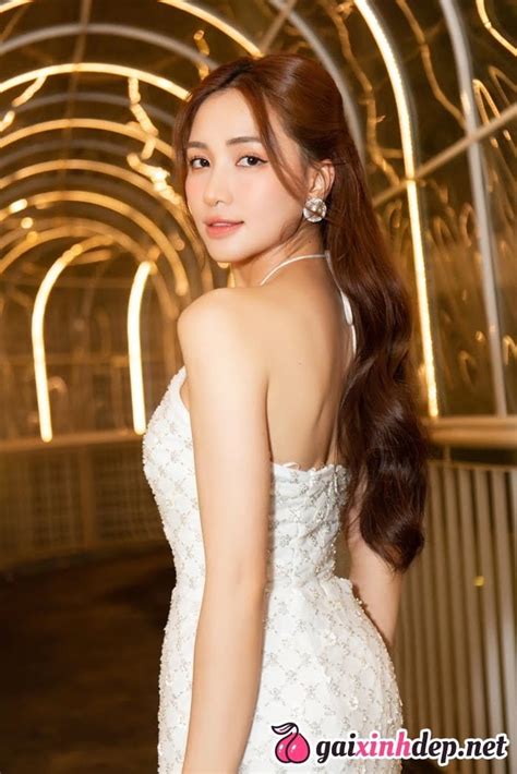 32 Ảnh Ca Sĩ Hòa Minzy Sexy Mặc Bikini Tạo Dáng Gợi Cảm