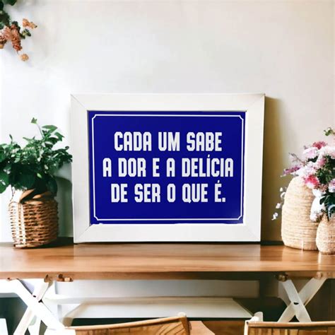 Azulejo decorativo a frase Cada um sabe a dor e a delícia de ser o