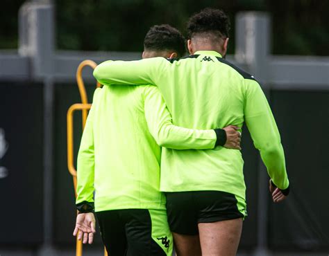 Vasco posta foto de Coutinho e Payet abraçados e anima torcida Super
