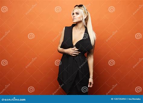Sexy Half Naked Blonde Modelmeisje Met Heldere Samenstelling En Met