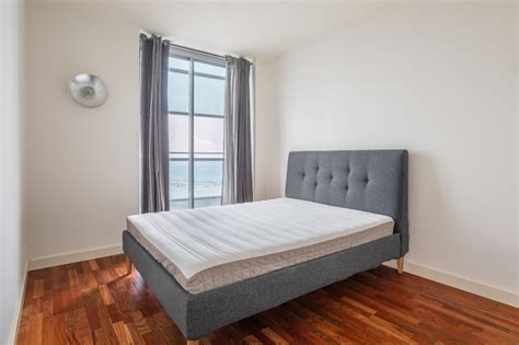Cama de casal confortável e minimalista compacta no quarto piso