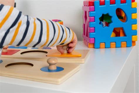 Les Enfants Travaillent Avec Du Matériel De Montessori Pour Des