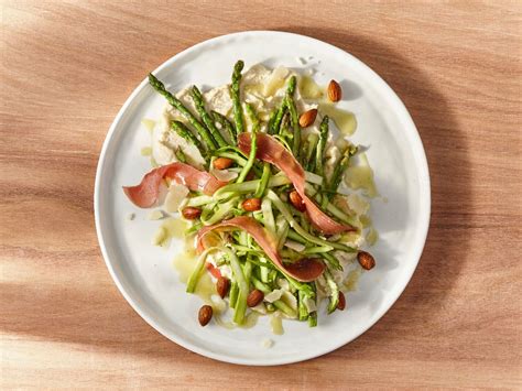 Salade dasperges et de serrano à la crème damandes vinaigrette
