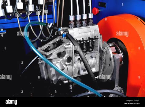 Une pompe à carburant pour un moteur diesel après réparation sur un