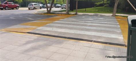 Buenos cruces peatonales continuos a nivel verda Corporación Ciudad