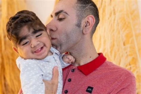 Bebê que nasceu barba faz sucesso nas redes sociais e pai explica