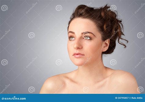 Fermez Vous Vers Le Haut Du Portrait De La Belle Jeune Fille Nue Image