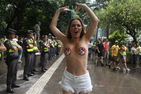 EGO Foi Sensual Sem Ser Vulgar Diz A Desinibida Do Protesto