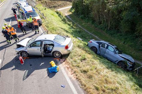Fünf Personen bei Unfall auf der B139 in Traun teils schwer verletzt
