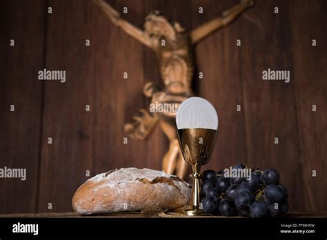 Eucaristía símbolo del pan y del vino cáliz y host primera comunión