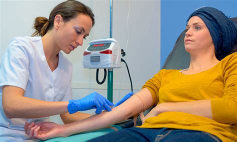 Como é feita a quimioterapia intravenosa em pacientes oncológicos