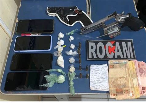Polícia prende quatro homens em posse de arma e drogas na zona rural de