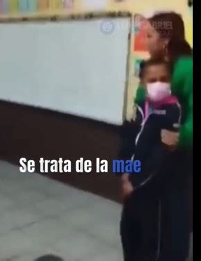 Maestra enseña lengua de señas a alumnos Luis Gabriel Velázquez