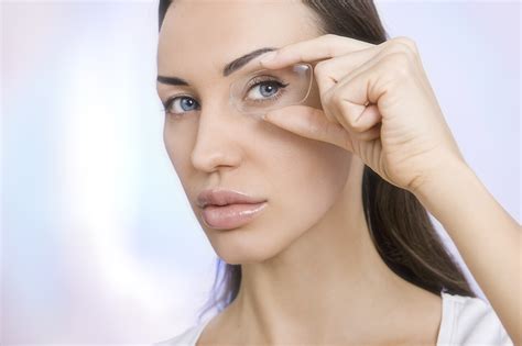 宏观 一只闪亮亮的大眼睛特写眼睛上的技术镜头。未来技术的概念。女性眼睛与未来透镜 图片下载 觅知网